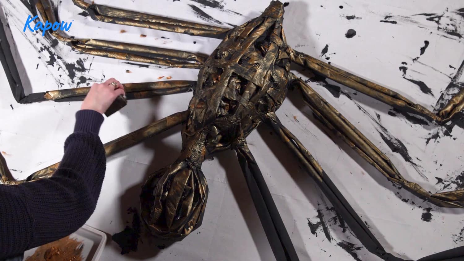 Teacher video: Giant spider model part 2 - Kapow Primary